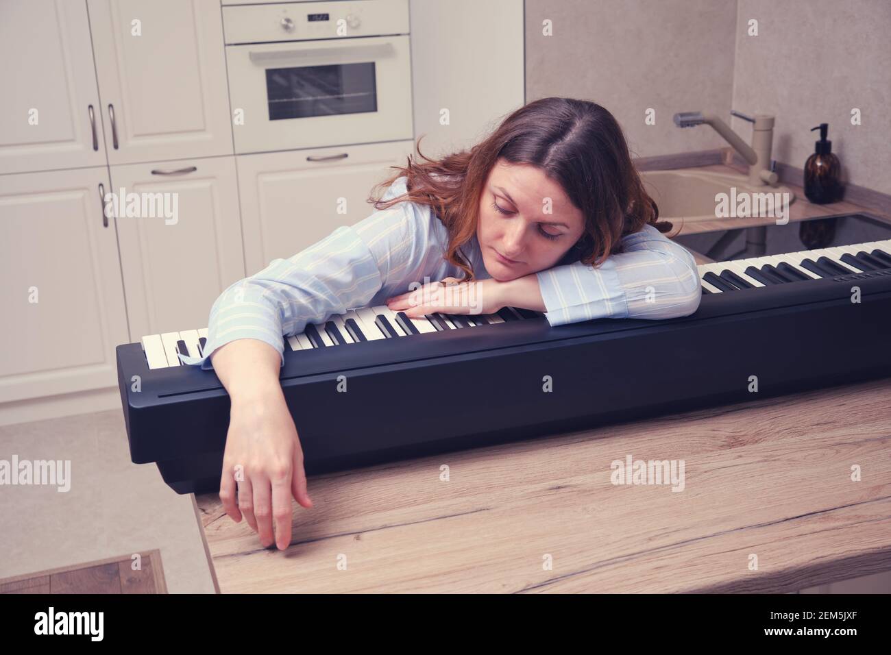 Tired piano keyboard hi-res stock photography and images - Alamy