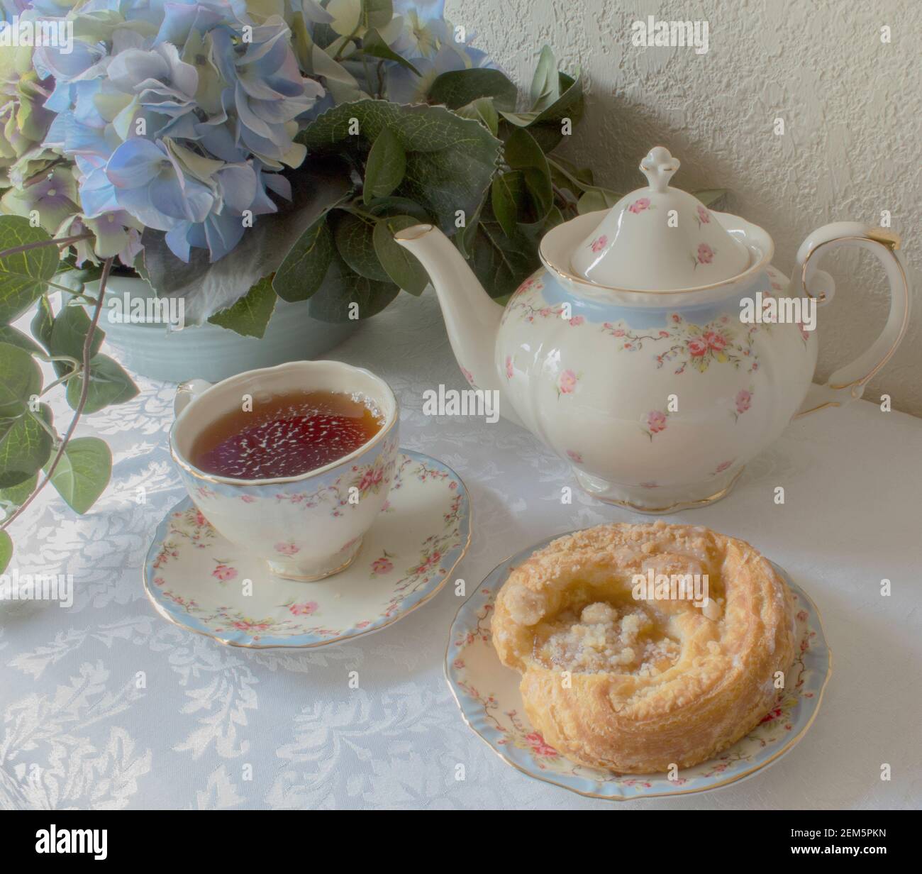 Victorian tea set hi-res stock photography and images - Alamy