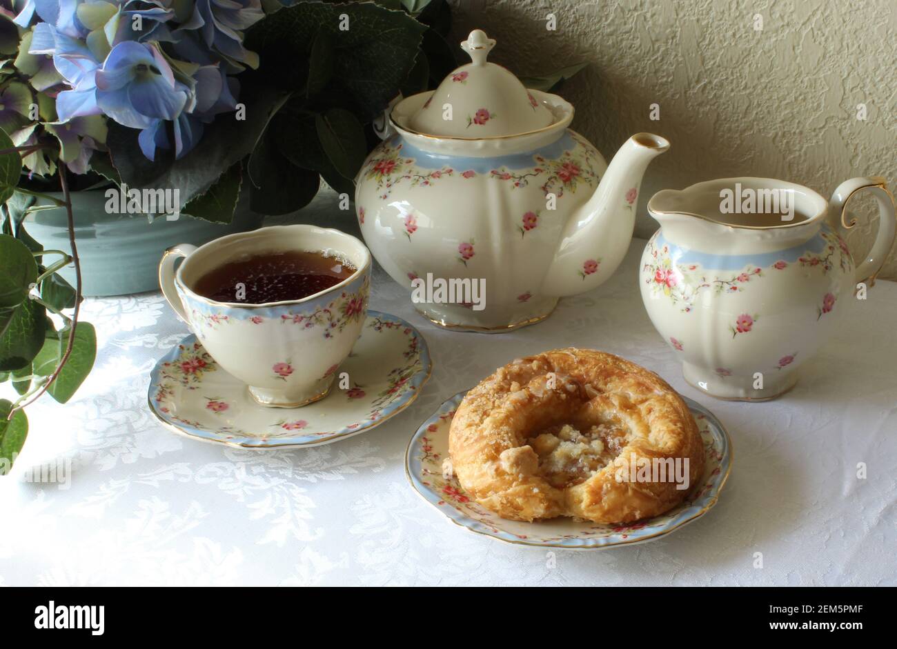 Victorian tea set hi-res stock photography and images - Alamy