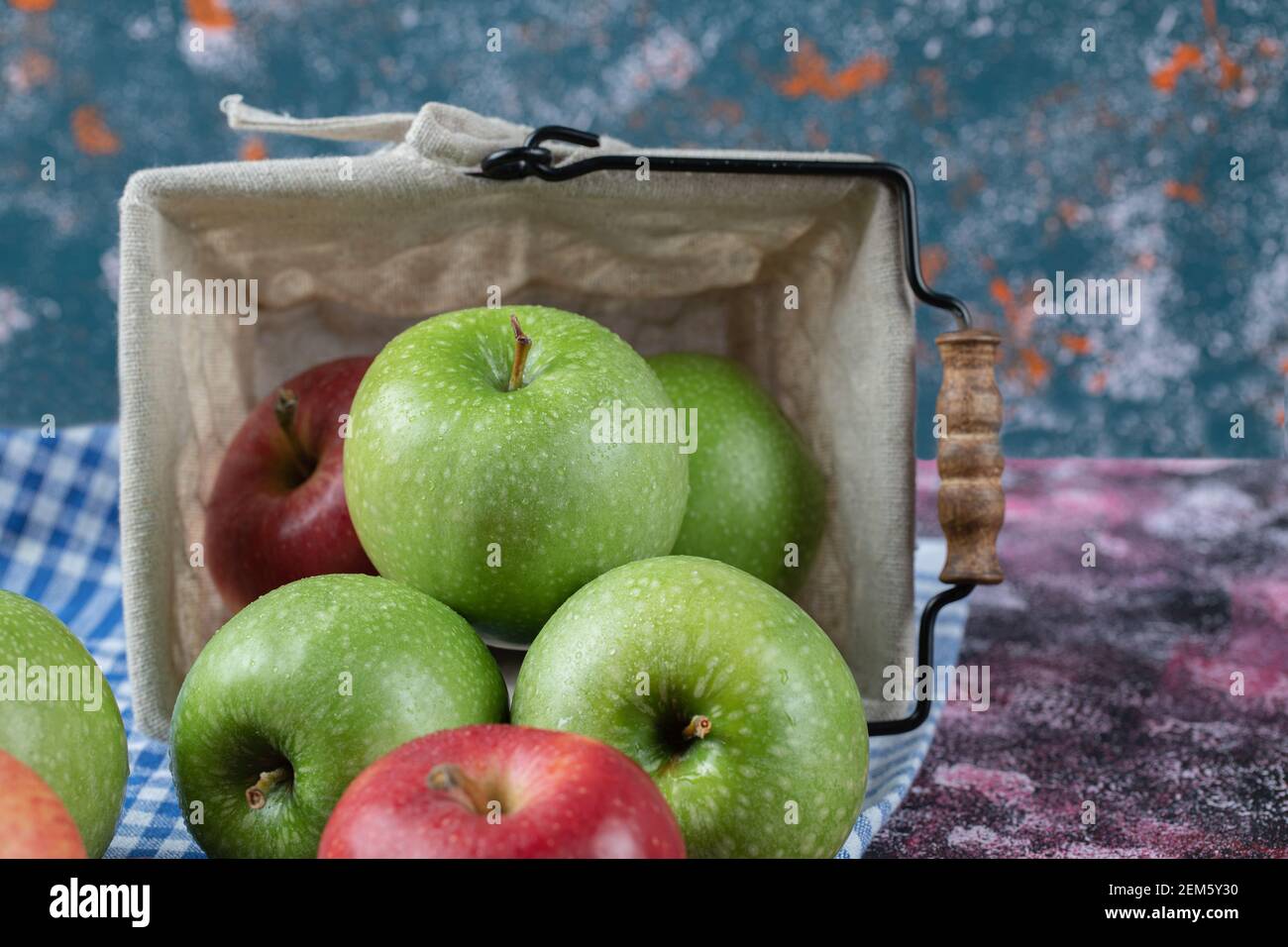 Apples in a mini metallic basket with a towel inside Stock Photo - Alamy