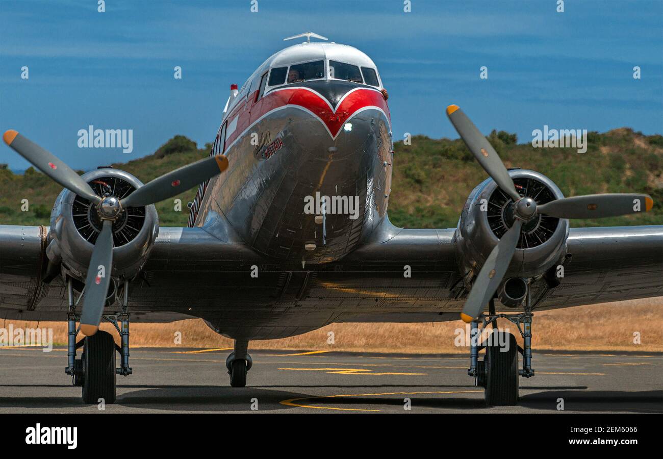 Douglas dc3 dakota hi-res stock photography and images - Alamy