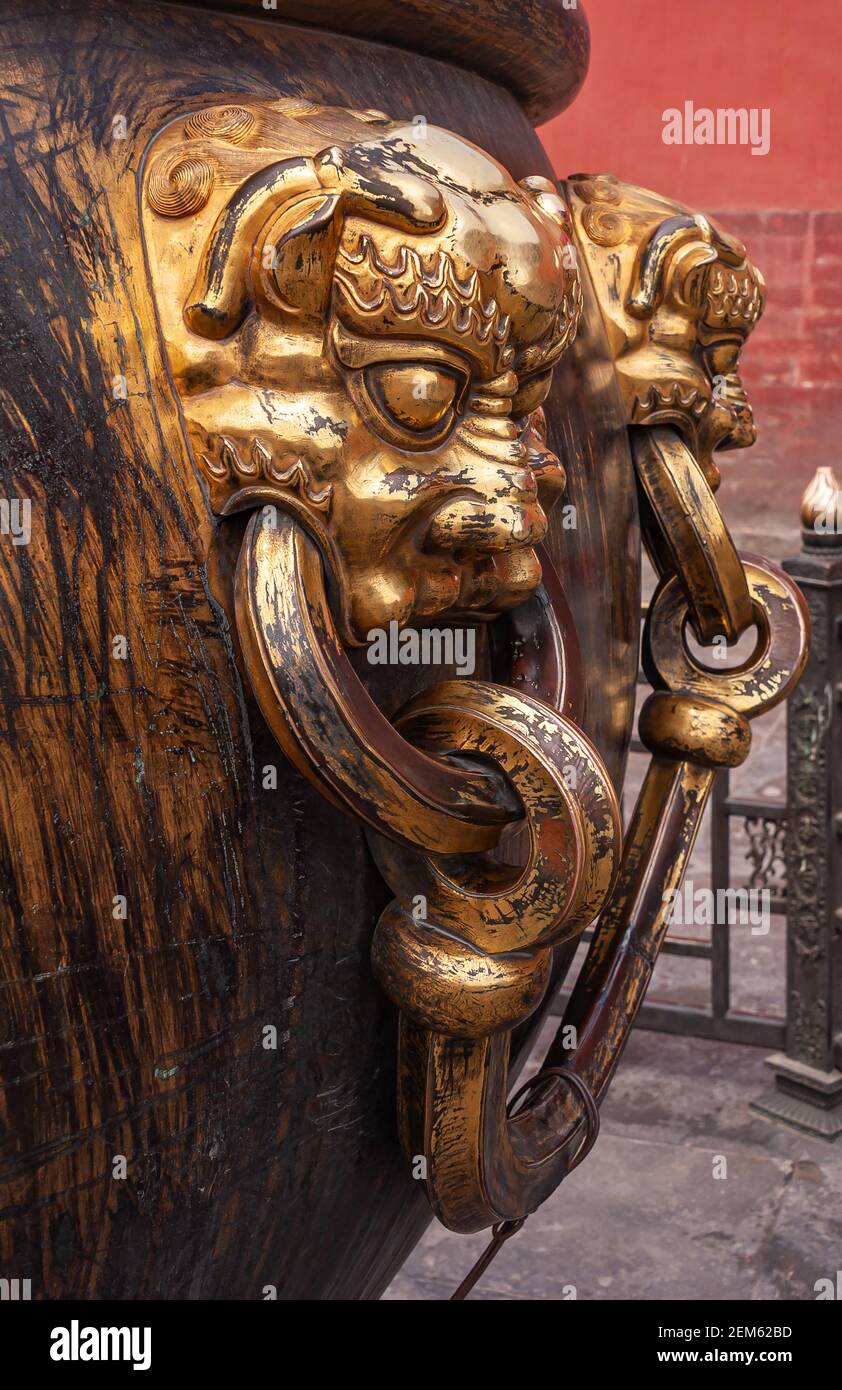 Lion head handles hi-res stock photography and images - Alamy