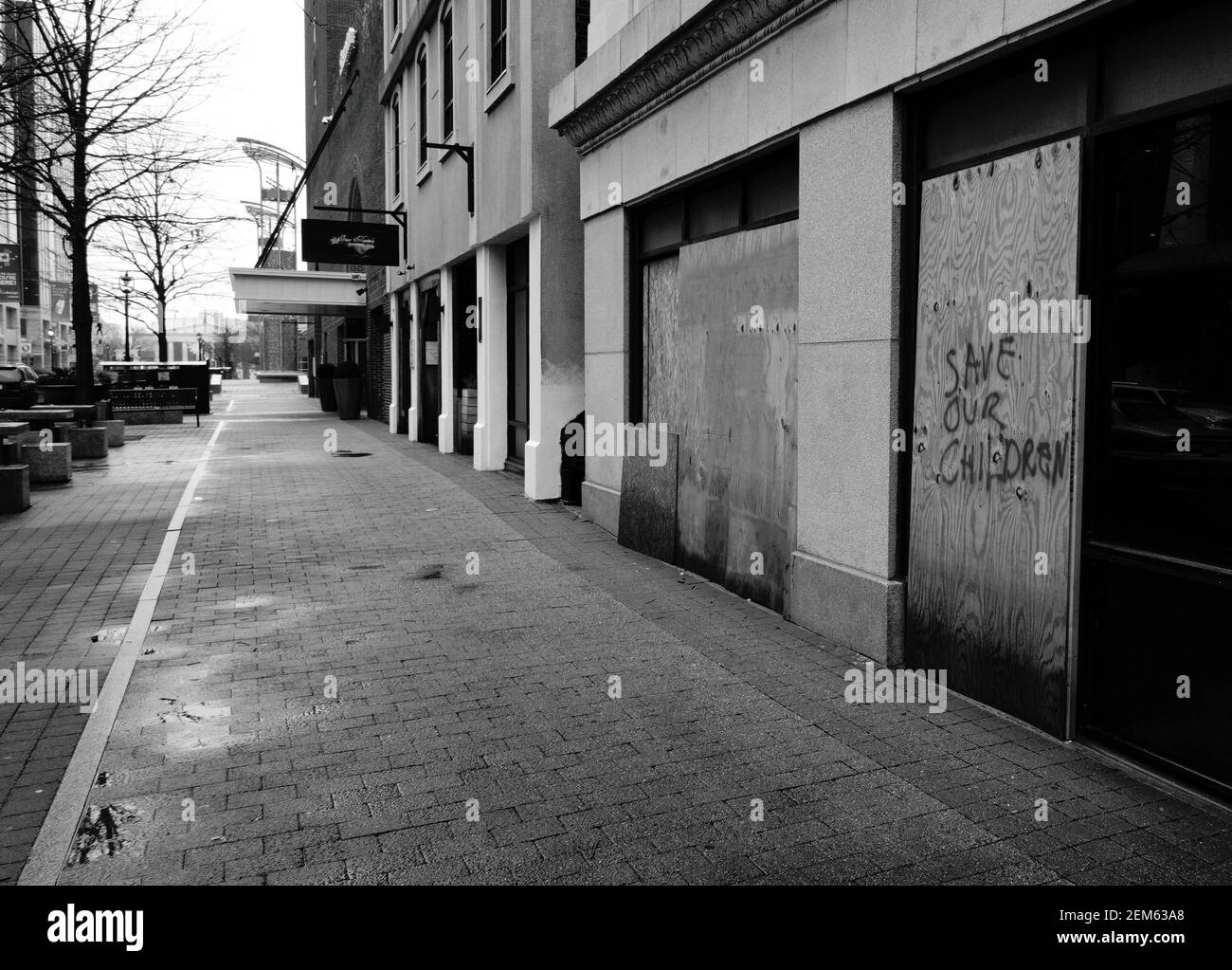 Downtown city sidewalk hi-res stock photography and images - Alamy