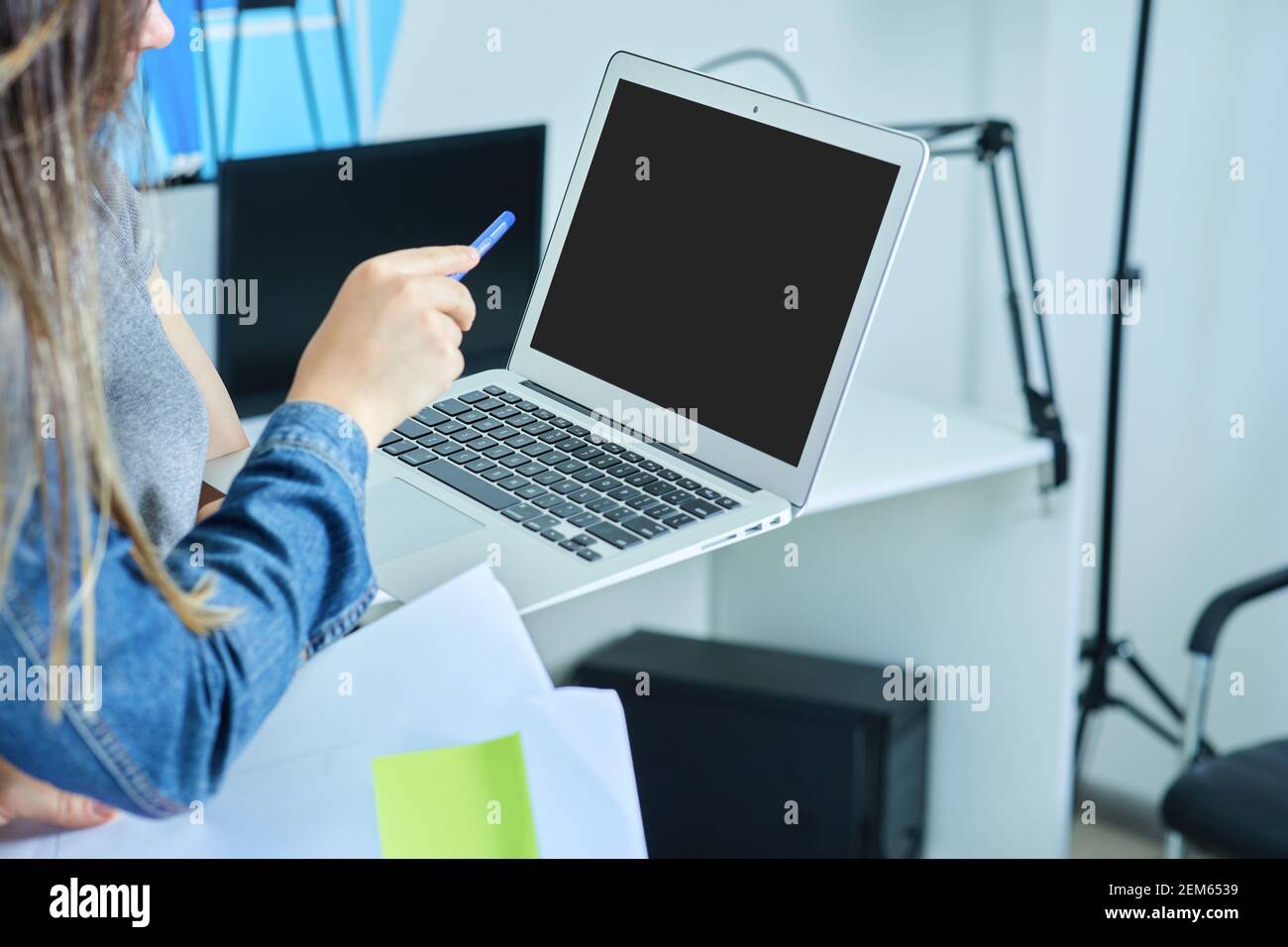 Beautiful conversation laptop hi-res stock photography and images - Alamy