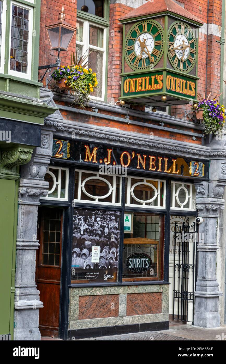 Traditional irish shopfront hi-res stock photography and images - Alamy