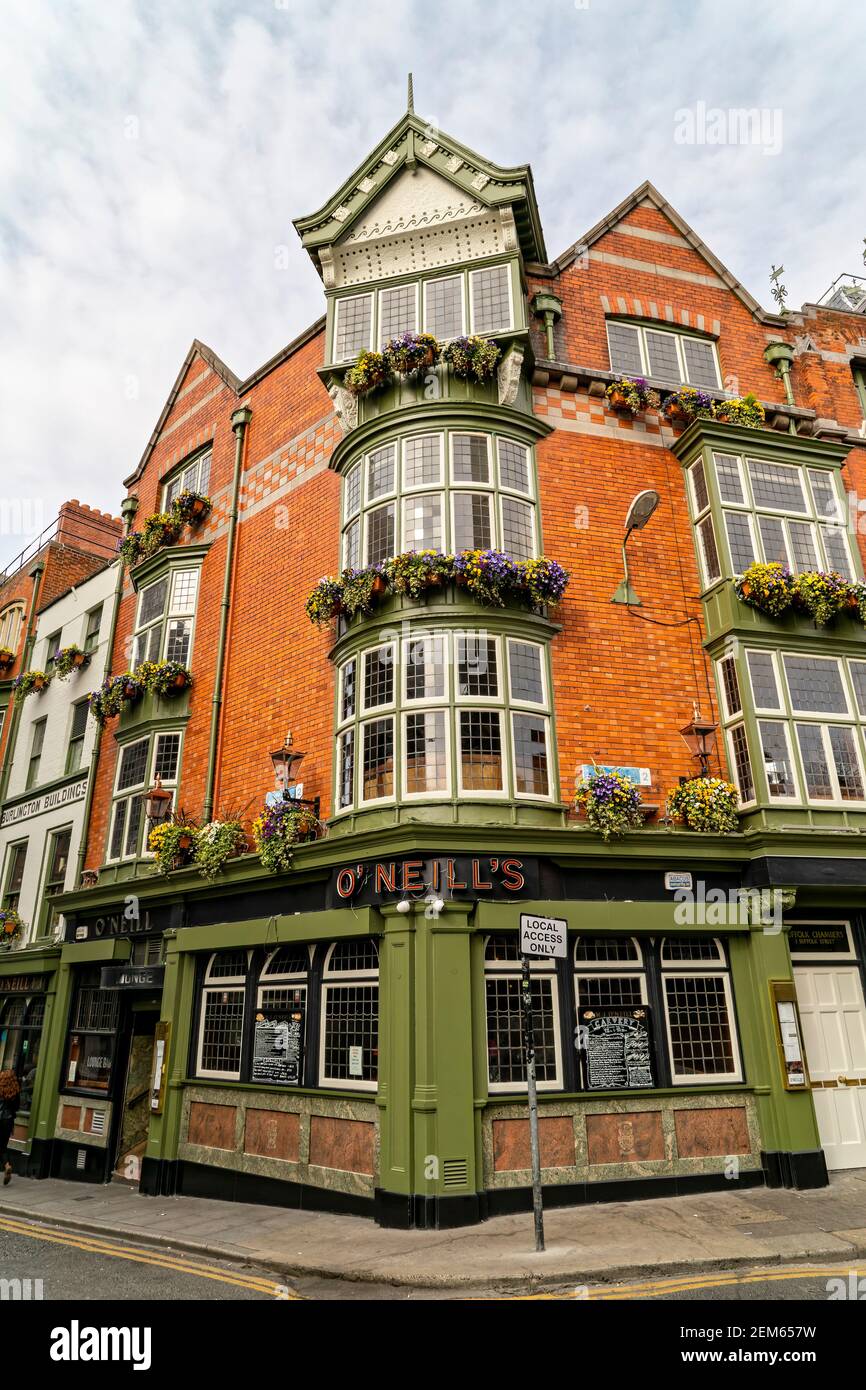 Traditional irish shopfront hi-res stock photography and images - Alamy