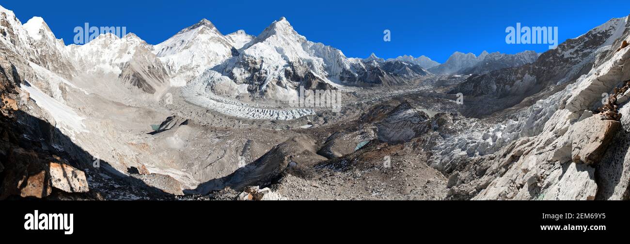 Beautiful view of mount Everest, Lhotse and Nuptse from Pumo Ri base ...