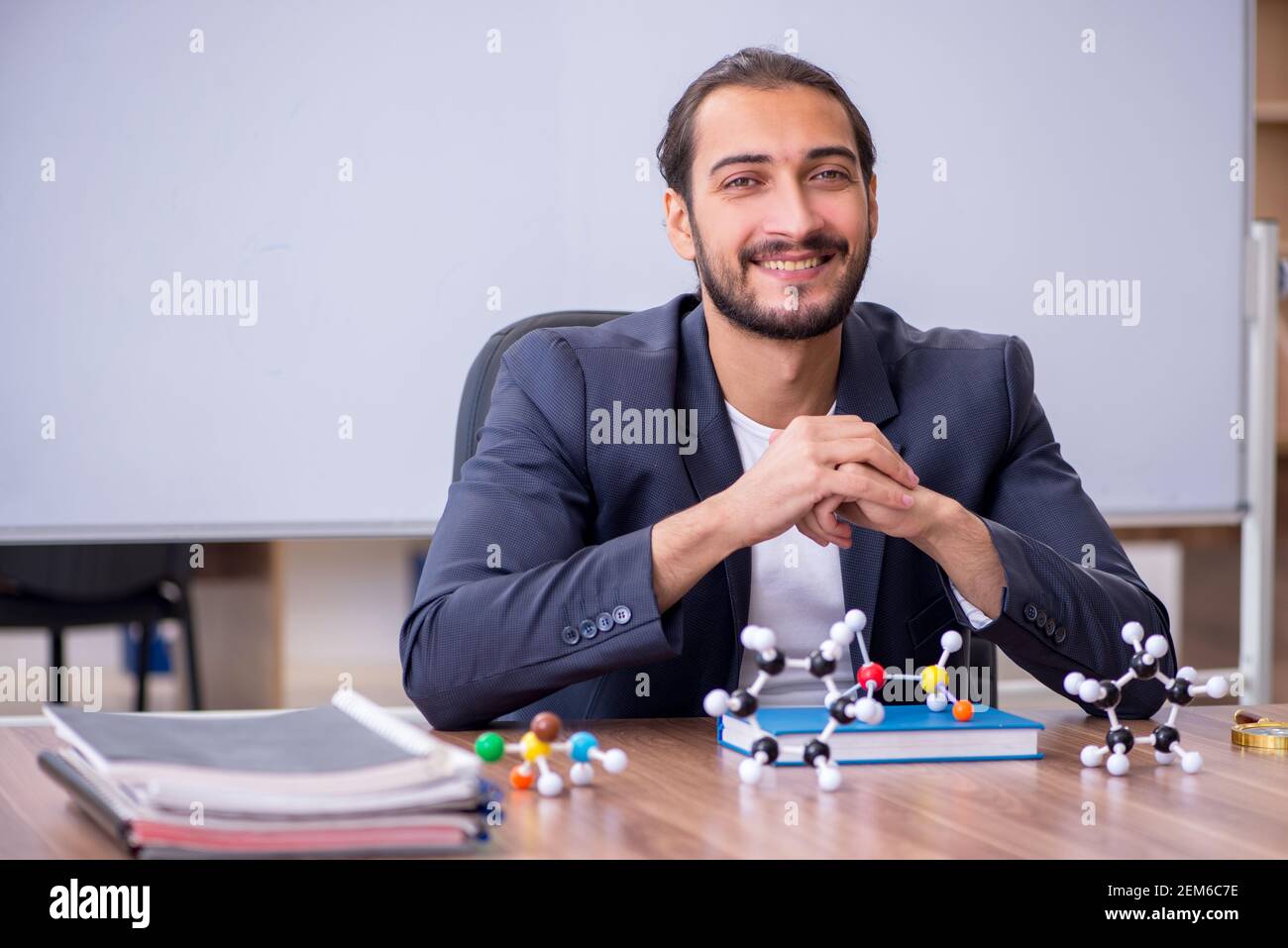 Young teacher physicist in the classroom Stock Photo - Alamy