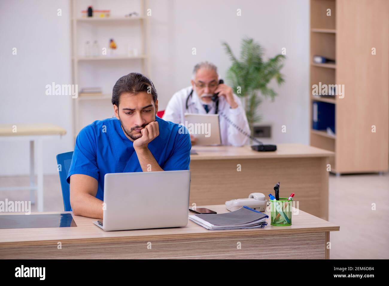 Two doctors telehealth hi-res stock photography and images - Alamy