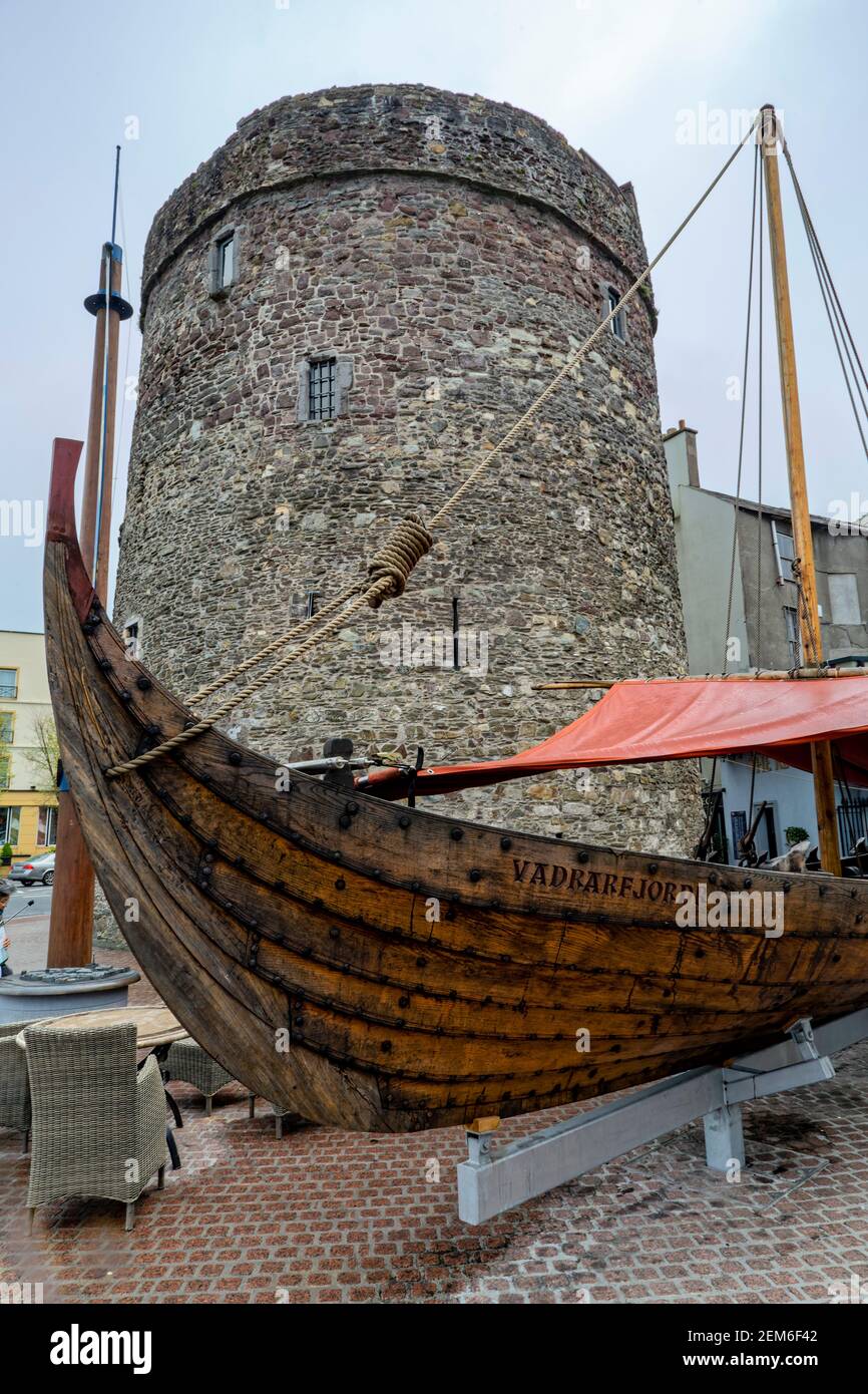 Waterford, Ireland. 9th May, 2016. The replica of the Viking ...