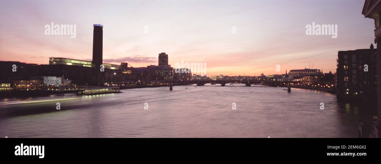 London thames tower bridge 2000 hi-res stock photography and images - Alamy