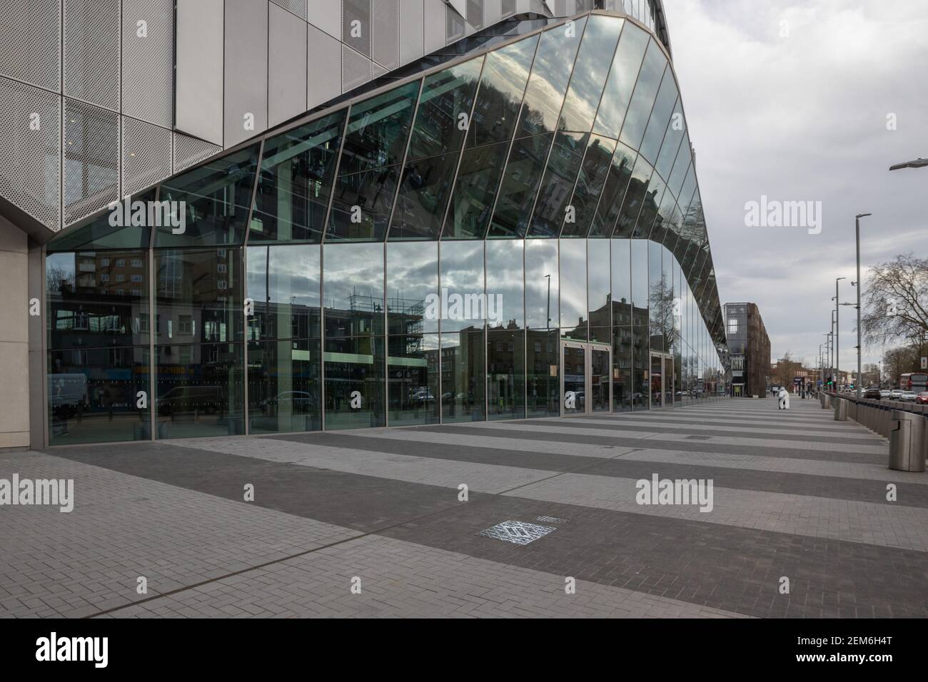 Tottenham hotspur stadium outside hi-res stock photography and images ...
