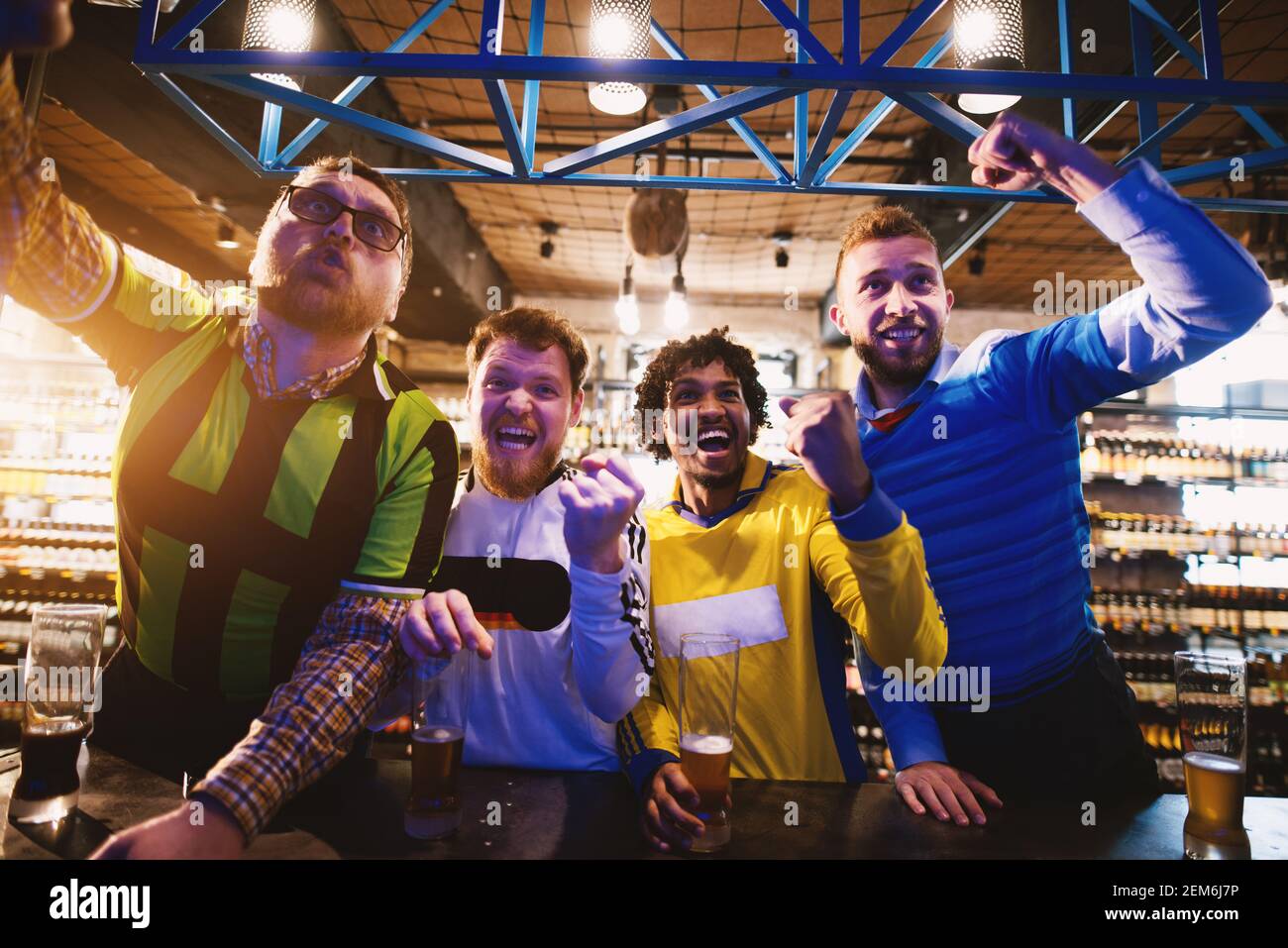 Football fans cheering pub hi-res stock photography and images - Alamy