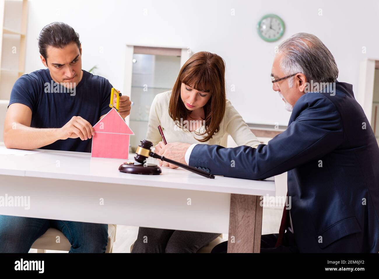 Lawyer talking to divorcing couple at the home Stock Photo - Alamy