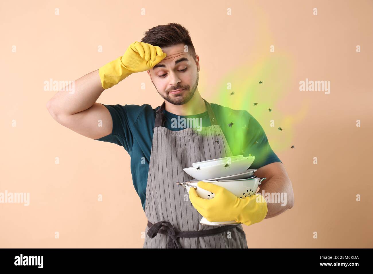 Man cleaning restaurant dishes hi-res stock photography and images - Alamy