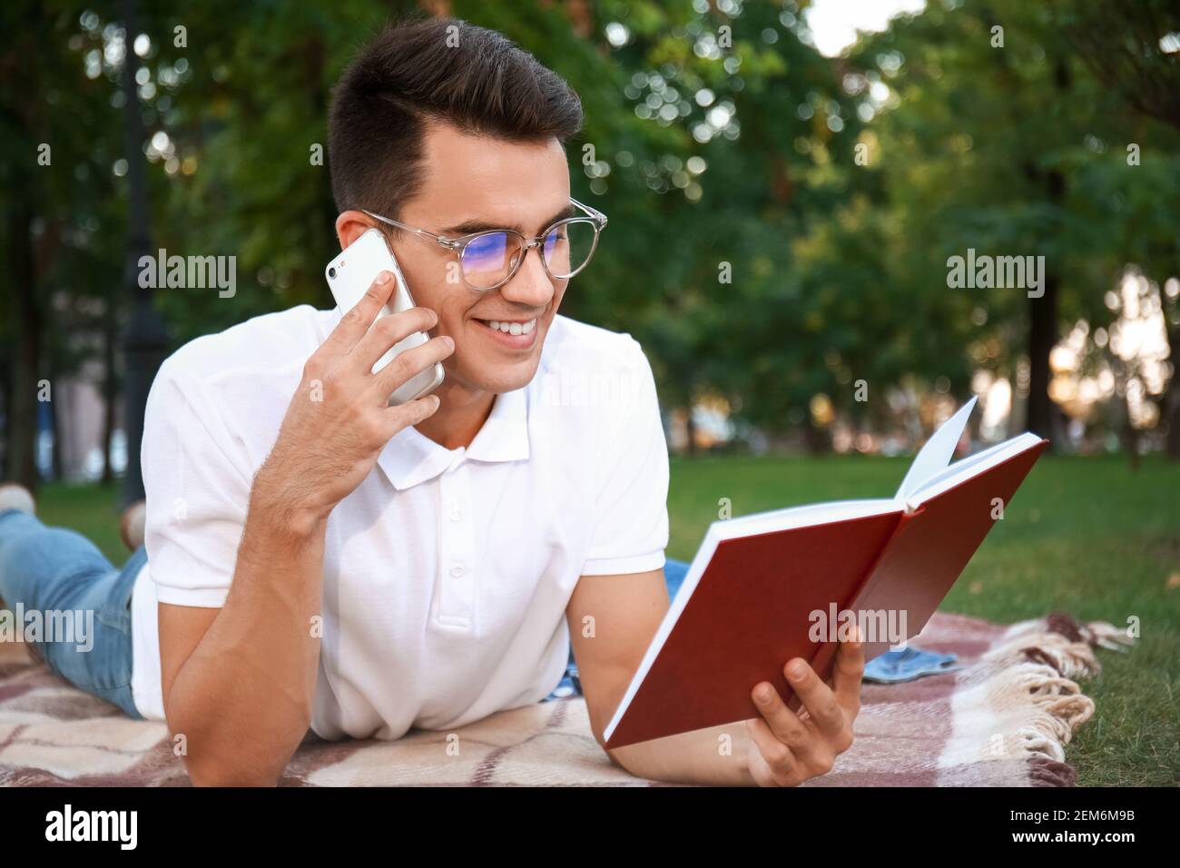 Guy talking on phone reading hi-res stock photography and images - Alamy