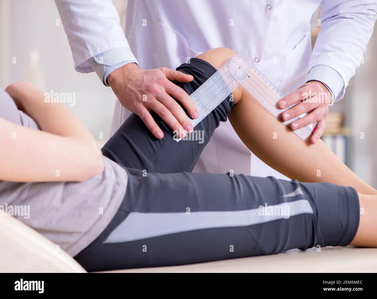 The doctor checking patients joint flexibility Stock Photo - Alamy