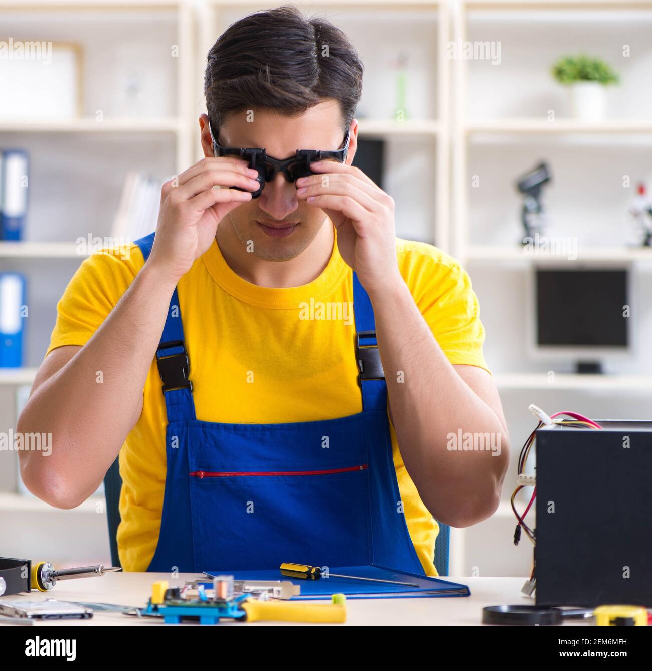 The computer repair technician repairing hardware Stock Photo - Alamy