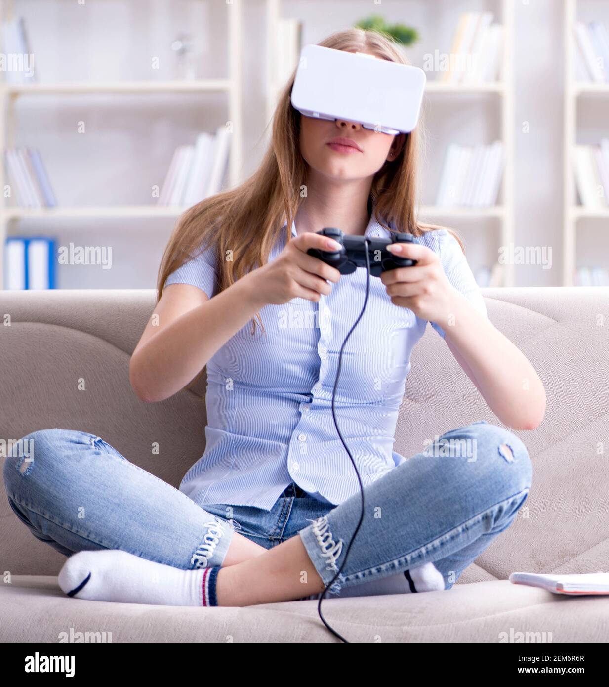The young girl playing virtual reality games Stock Photo - Alamy