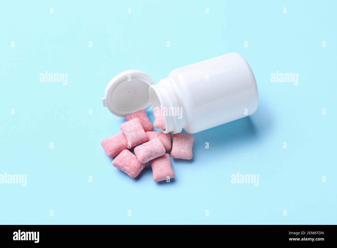 Box with chewing gums on color background Stock Photo - Alamy