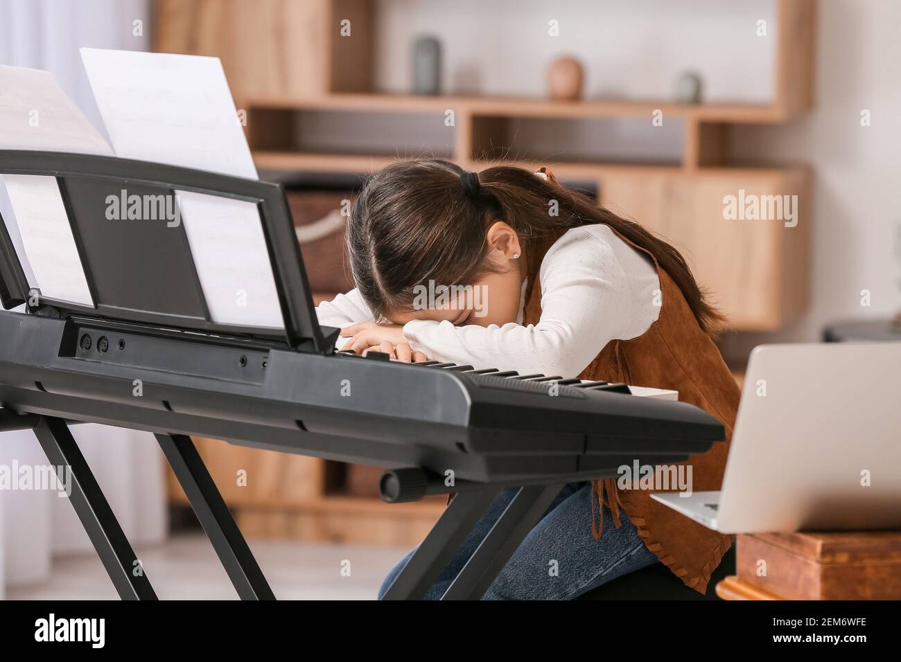 Tired piano keyboard hi-res stock photography and images - Alamy