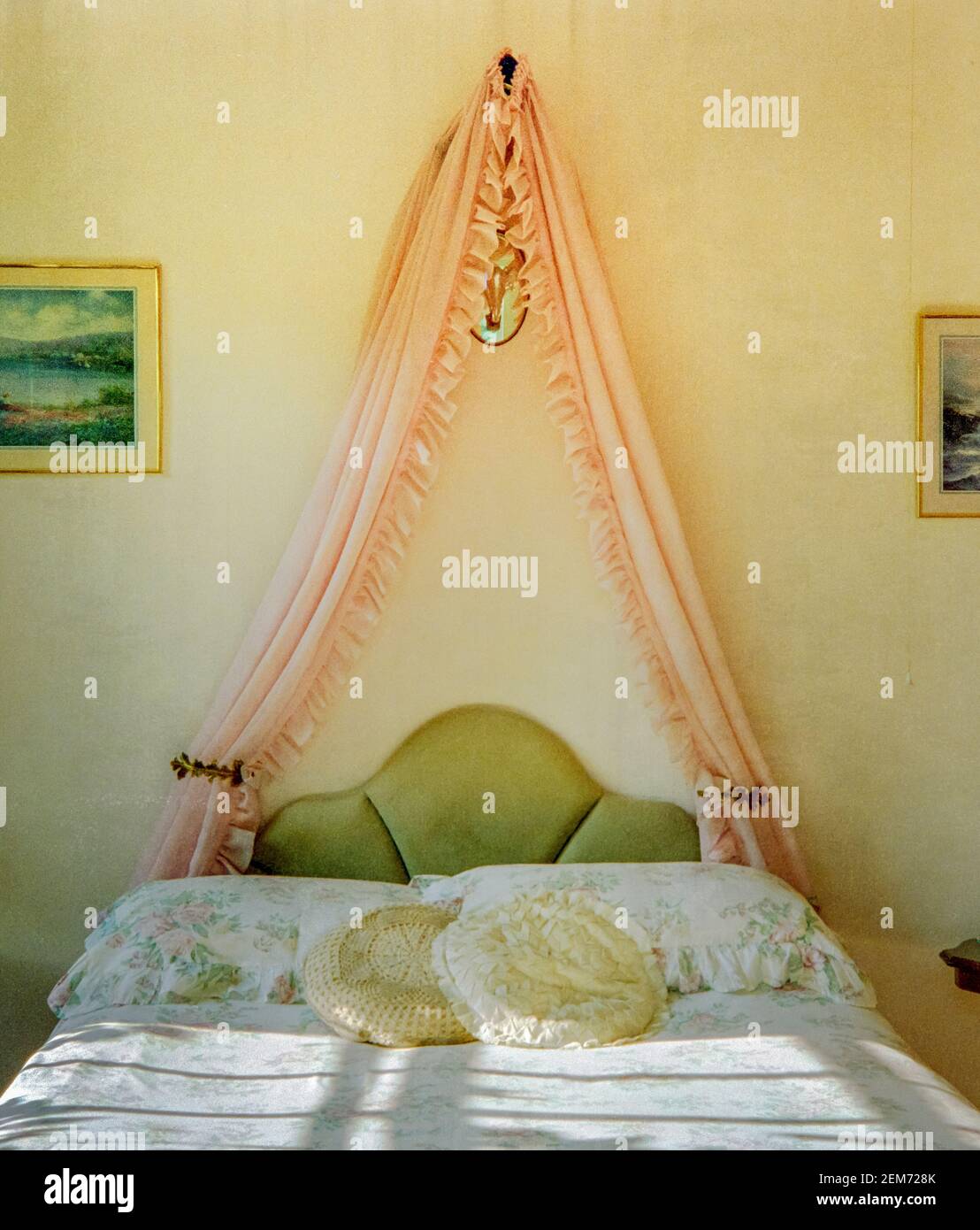 Bed in a traditional English country inn Stock Photo - Alamy