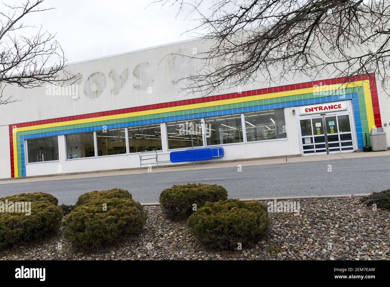 The outline of a logo sign outside of a closed Toys "R" Us retail store ...