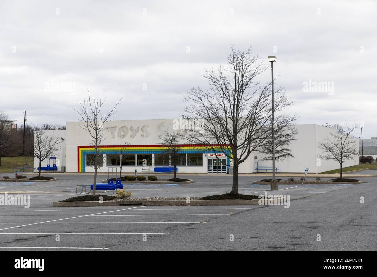 The outline of a logo sign outside of a closed Toys "R" Us retail store ...