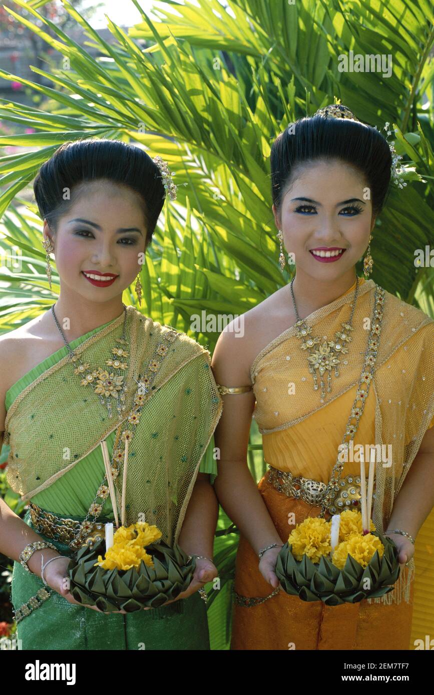 Traditional thais costumes hi-res stock photography and images - Alamy