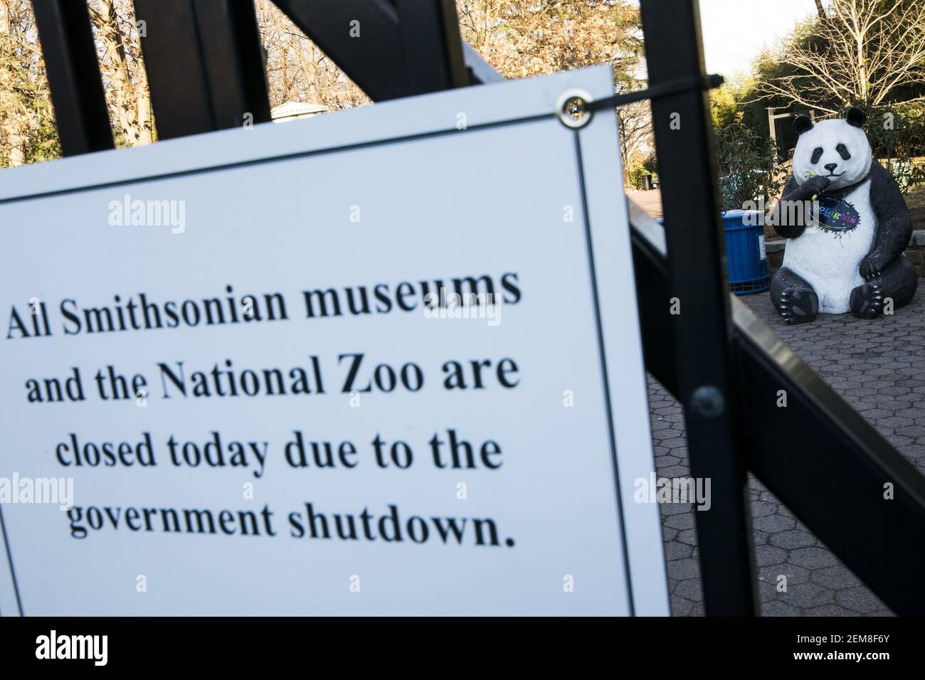 Smithsonian zoo sign hi-res stock photography and images - Alamy