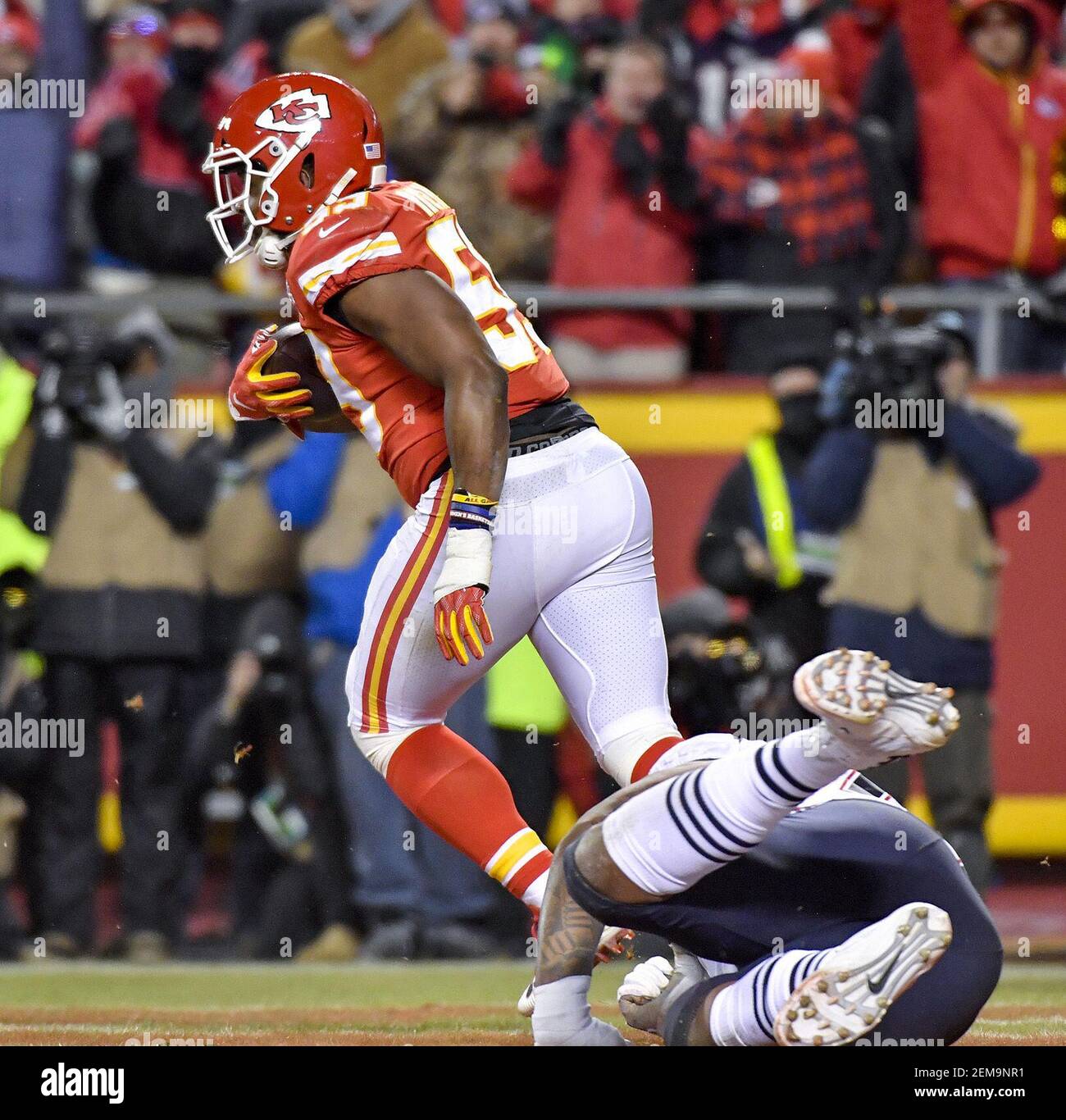 Kansas City Chiefs inside linebacker Reggie Ragland comes up with a ...