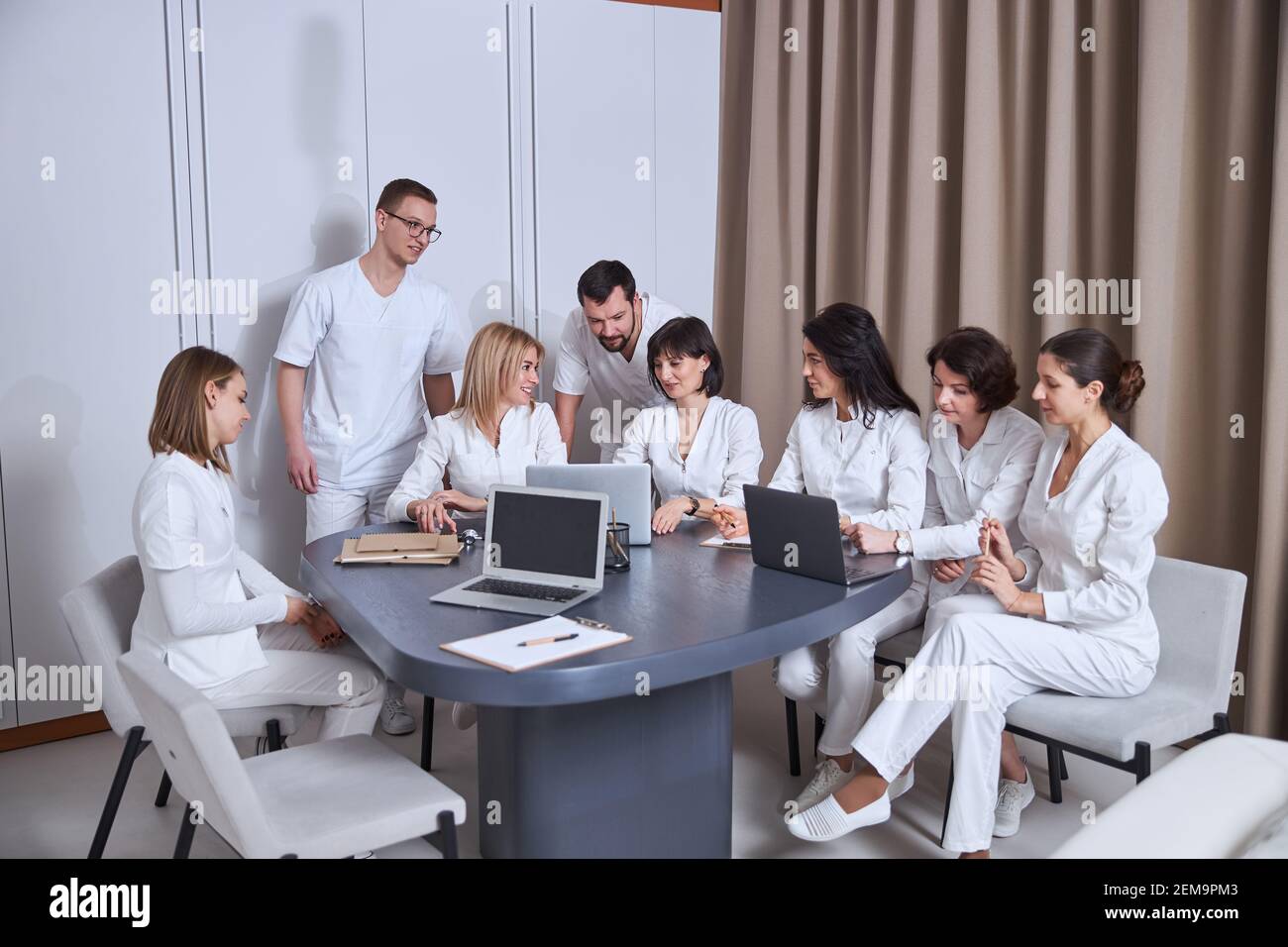 Doctors discussing their patient cases at a brief meeting Stock Photo ...
