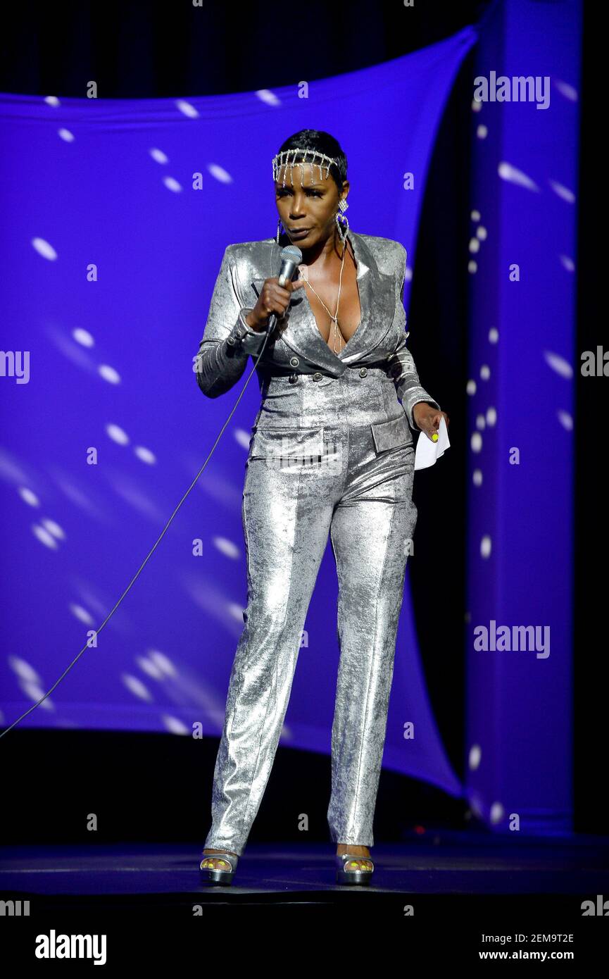 MIAMI, FL - JANUARY 19: Sommore performs on stage during the Miami ...