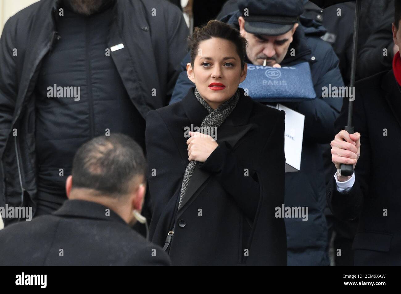 Marion Cotillard - Les celebrites arrivent au defile Chanel au Grand ...