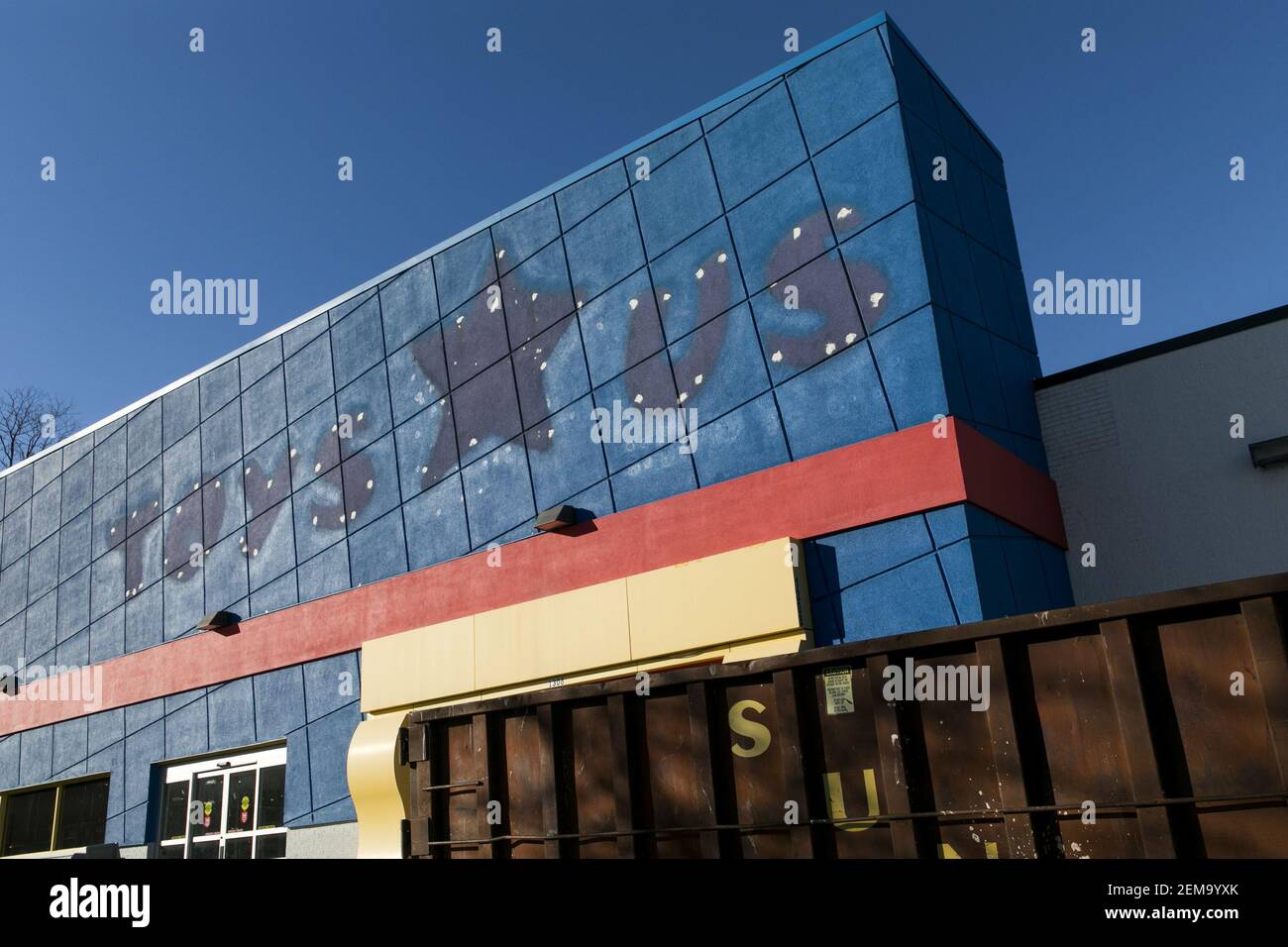 The outline of a logo sign outside of an abandoned Toys R Us retail ...