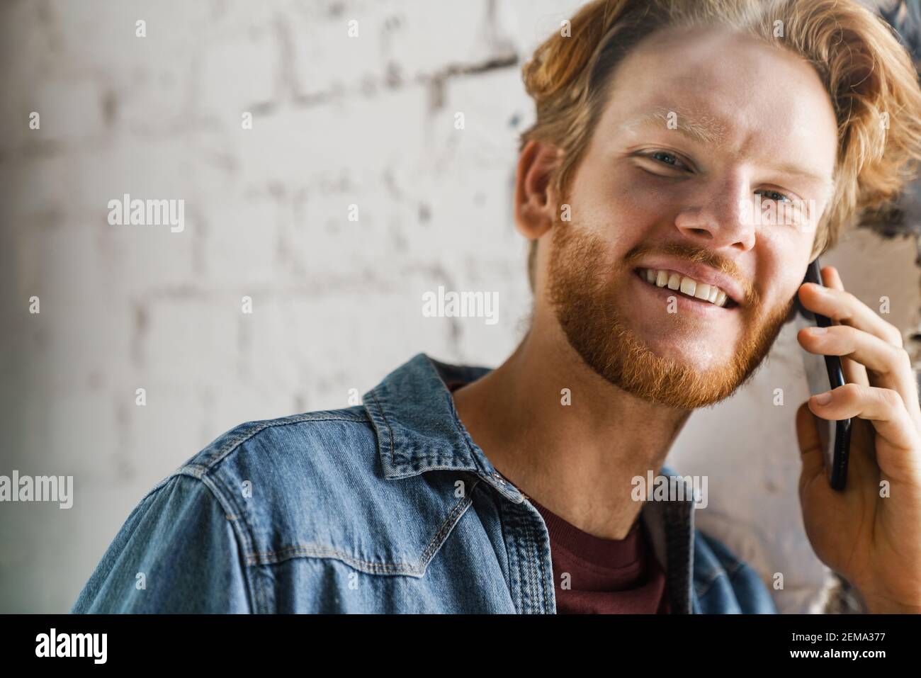 Smiling handsome guy talking hi-res stock photography and images - Alamy