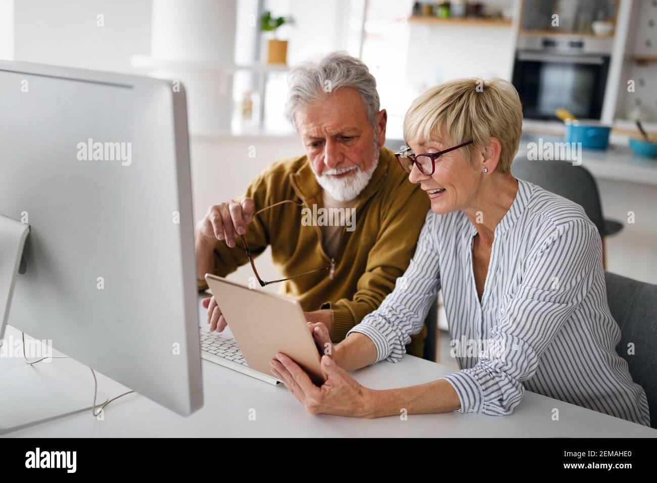 Senior computer old man hi-res stock photography and images - Alamy