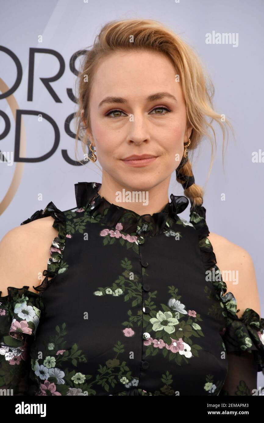 Sarah Goldberg arrives at the 25th annual Screen Actors Guild Awards at ...