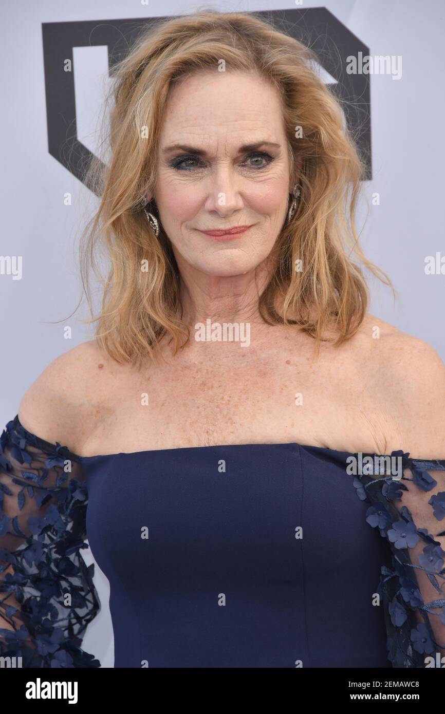 Lisa Emery arrives at the 25th annual Screen Actors Guild Awards at The ...