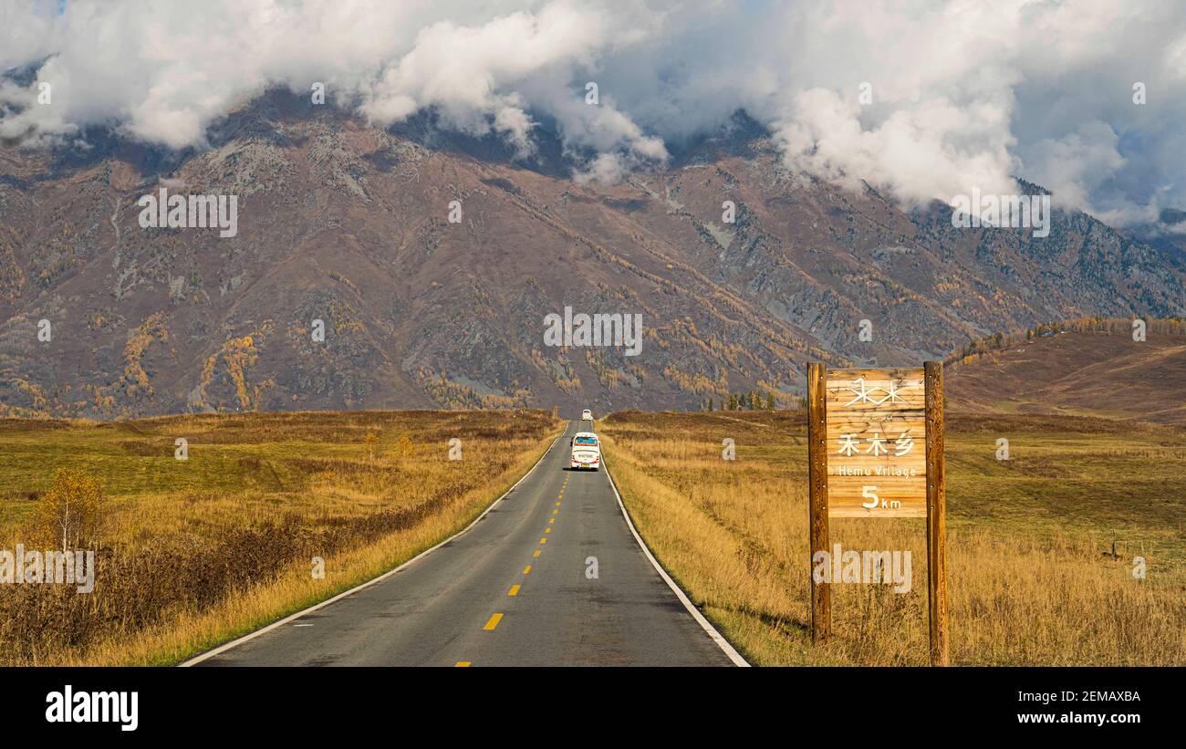 --File--Photos show the beautiful autumn sceneries in Kanas, northwest ...