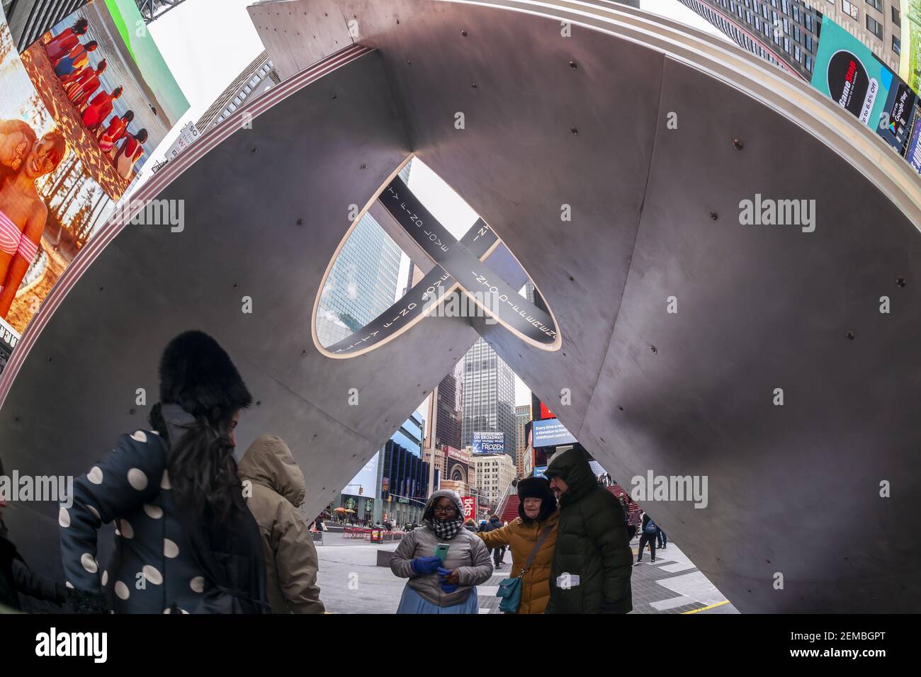 Tourists and the media crowd "X", the winner of the Times Square ...