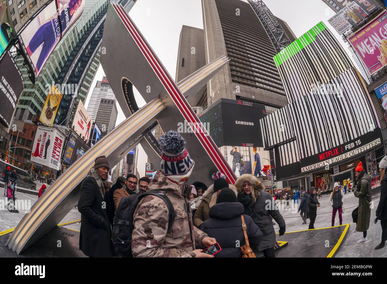 Tourists and the media crowd "X", the winner of the Times Square ...