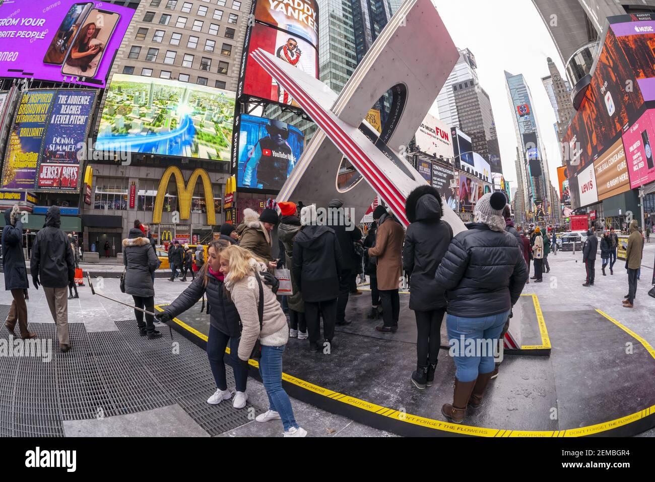 Tourists and the media crowd "X", the winner of the Times Square ...