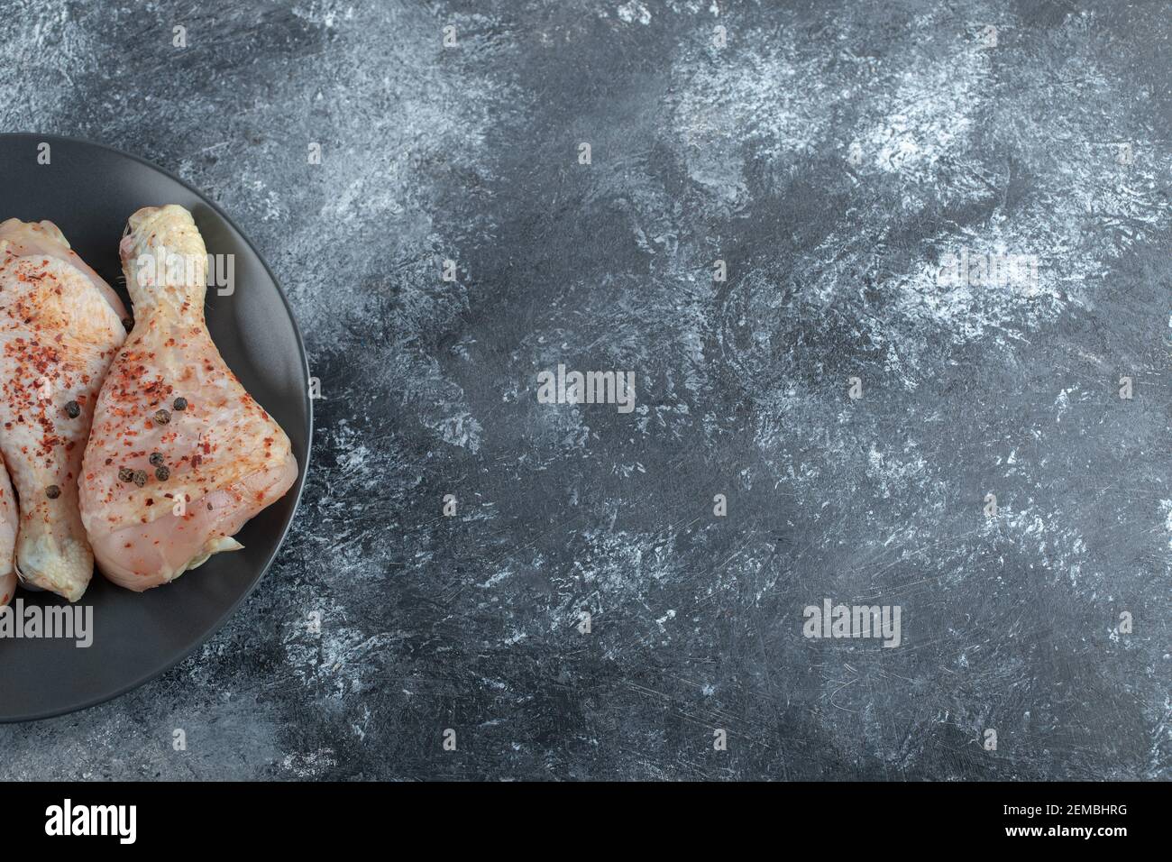 Top view of raw marinated chicken legs Stock Photo - Alamy