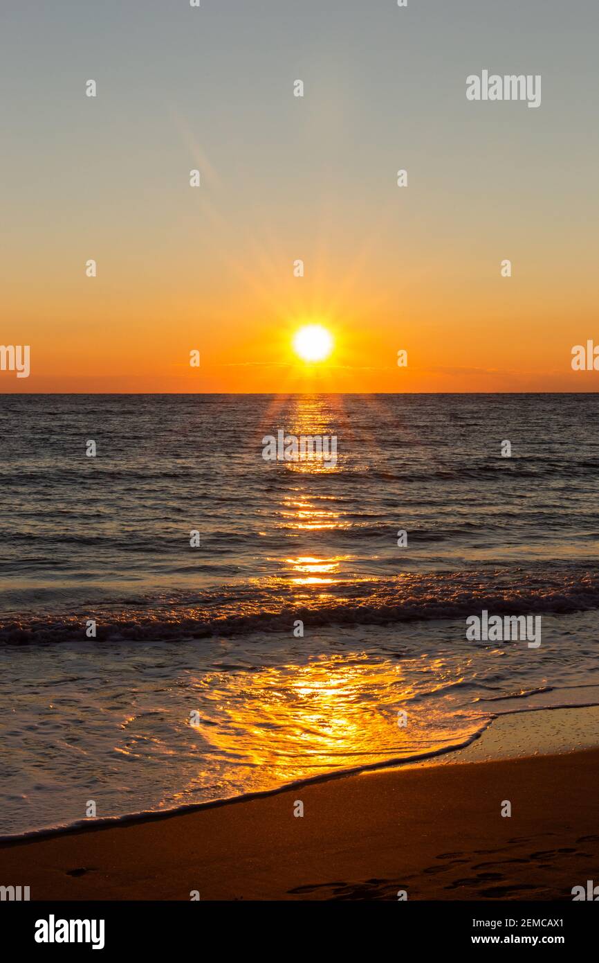 Cloudless sunset hi-res stock photography and images - Alamy