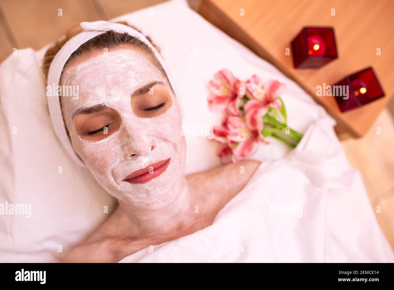 Beauty layer mask for improving the contours of the face and neck ...