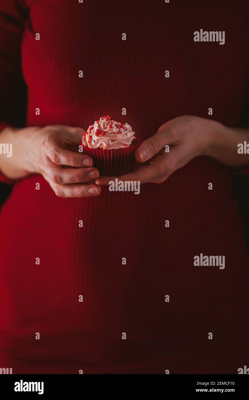 Muffins in hands hi-res stock photography and images - Alamy
