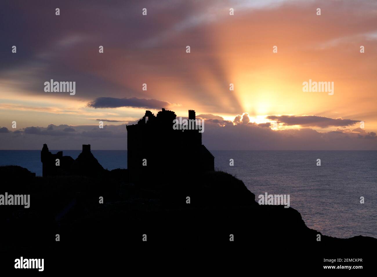 Sunrise at dunnottar castle hi-res stock photography and images - Alamy