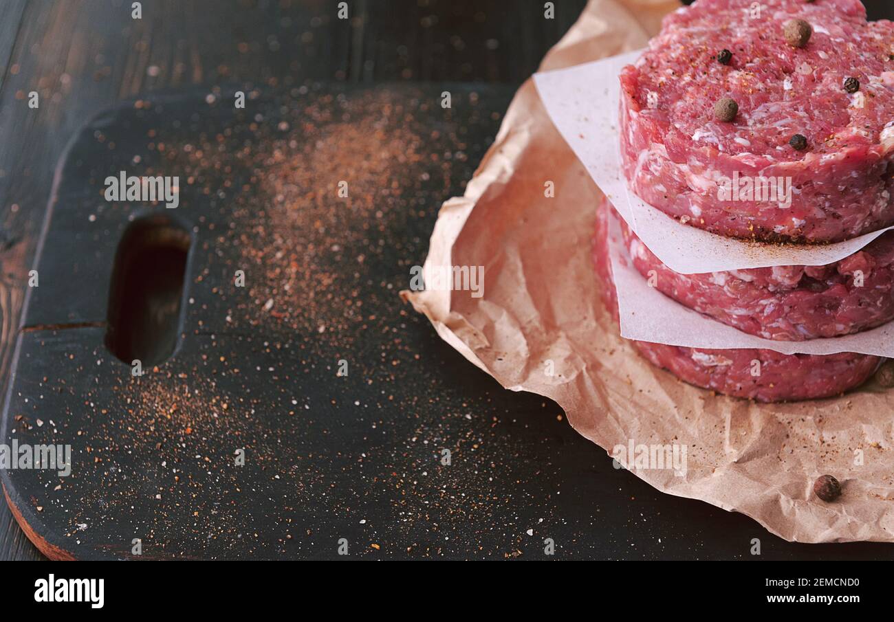 the formation of ground beef for grilling burger Stock Photo - Alamy