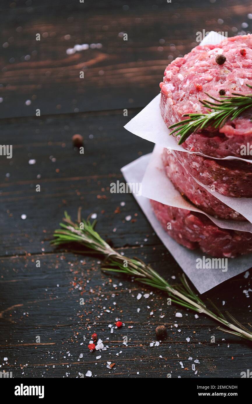 the formation of ground beef for grilling burger Stock Photo - Alamy